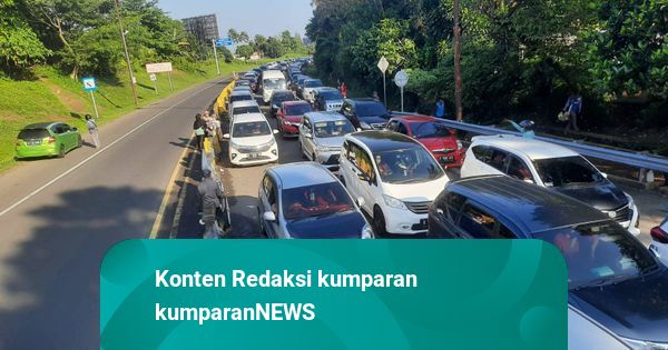 Jalur Arah Puncak Macet Panjang, Polisi Berlakukan One Way | kumparan.com